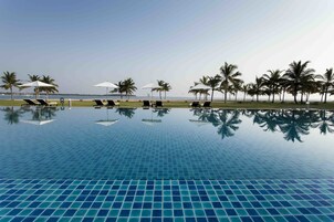 Piscina exterior, guarda-sóis, espreguiçadeiras 