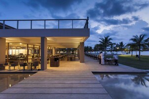 3 restaurantes, pequenos-almoços servidos, cozinha internacional 