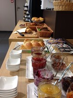 Café da manhã com buffet todos os dias (EUR 13.5 por pessoa) 