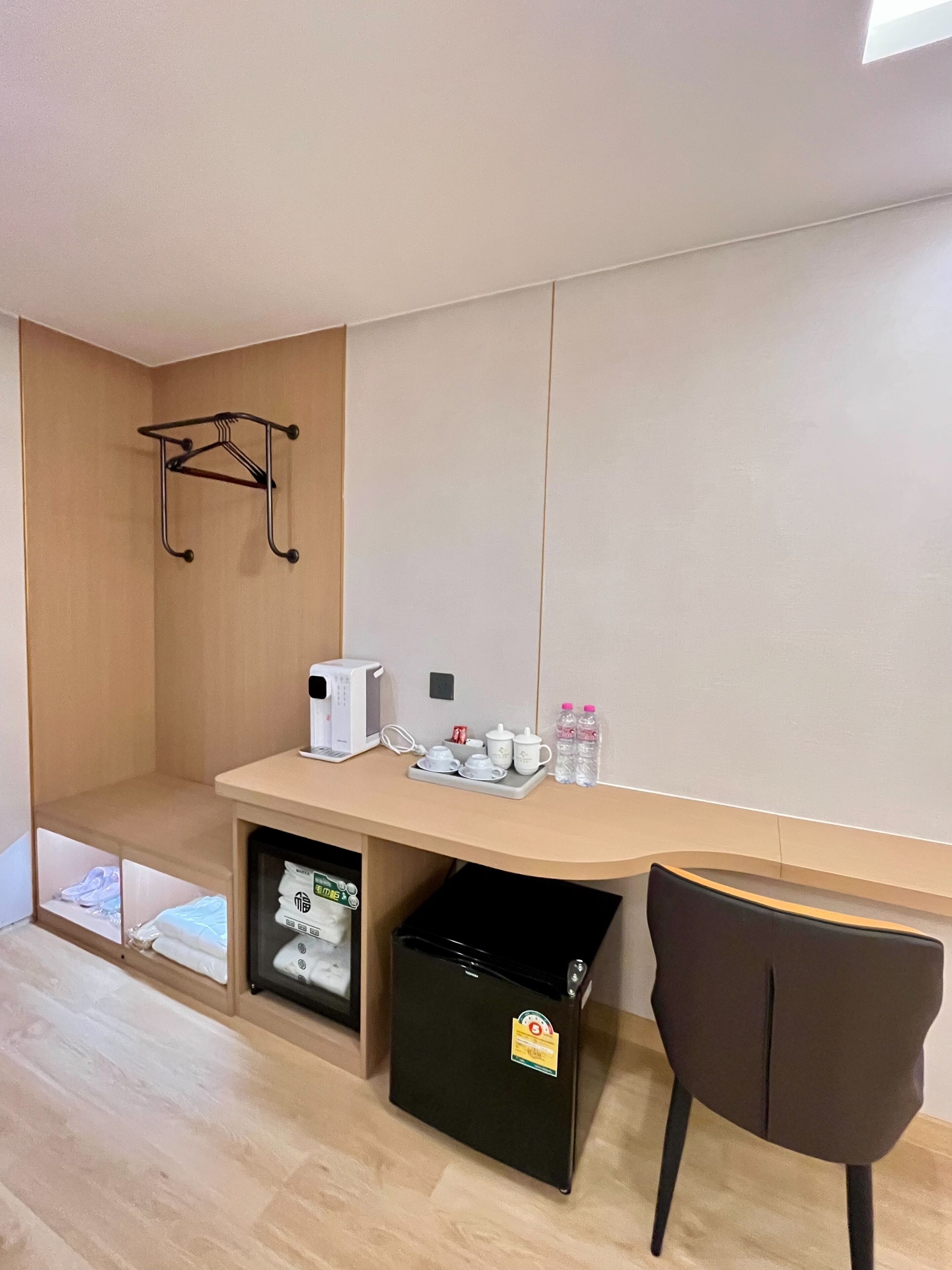 Roupa hipoalergénica, cofre no quarto, secretária 