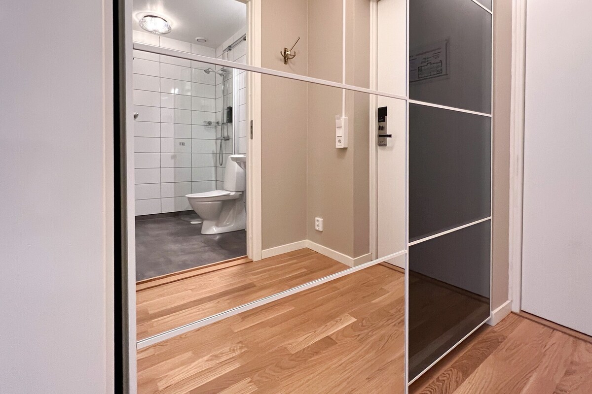 Casa de banho | Um secador de cabelo, toalhas fornecidas, papel higiénico 