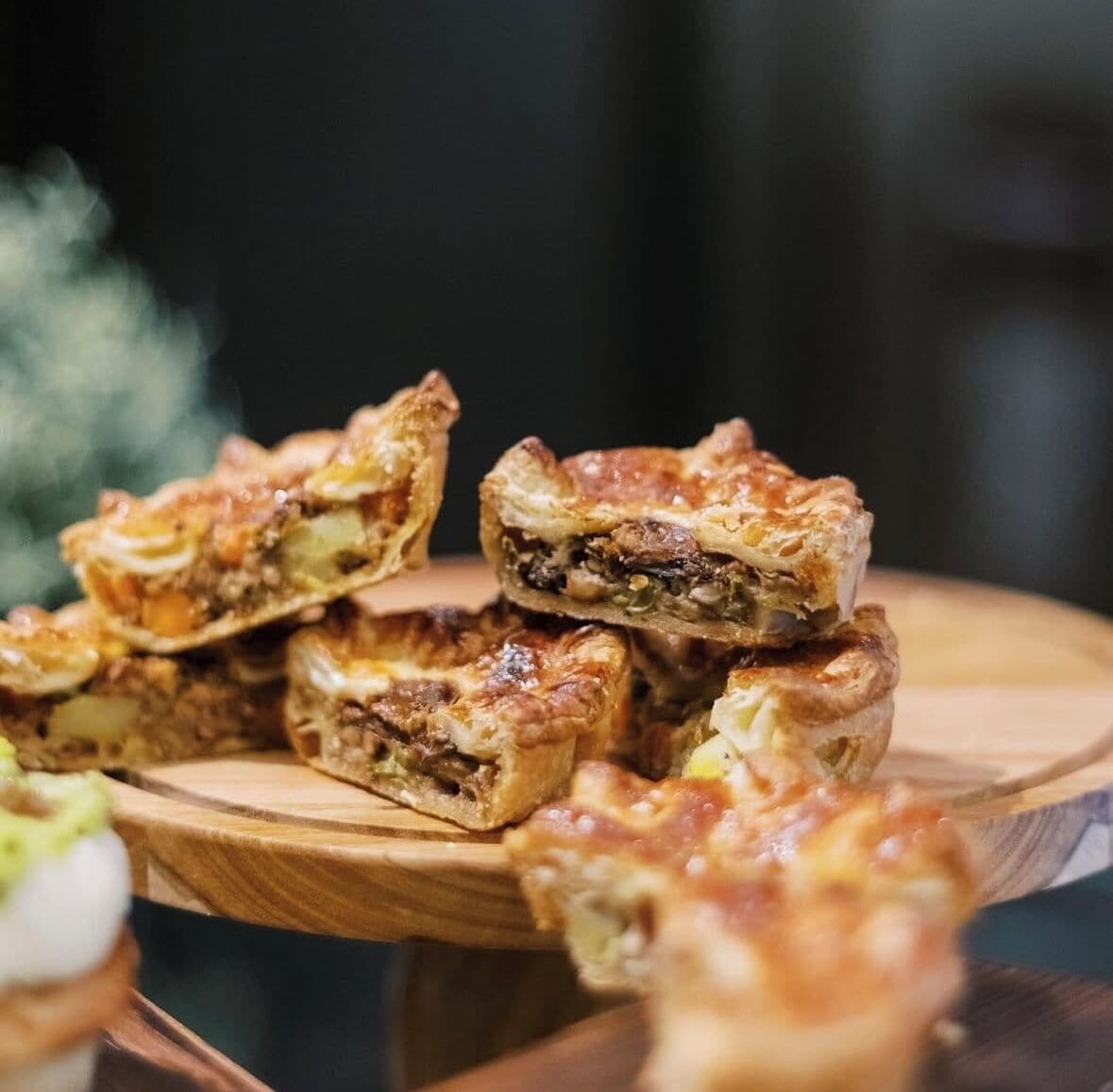 Uma pilha de tortas apetitosas sobre uma tábua de madeira.