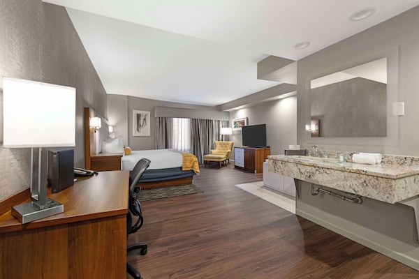 Suite, 1 cama king-size, não fumadores, banheira de hidromassagem | Secretária, secretária adequada para computadores portáteis