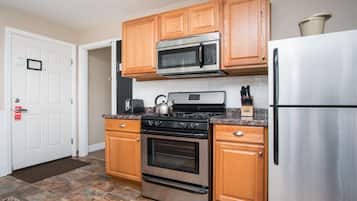 Suite, 1 quarto, cozinha | Cozinha privada | Um frigorífico, um micro-ondas, uma cafeteira/bule