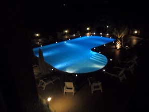 Piscina exterior, guarda-sóis, espreguiçadeiras 