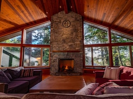 Suite (No Pets, No Kids) | Sala de estar | Lareira 