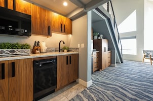 Quarto Duplo de Luxo | Cozinha privada | Uma cafeteira/bule, Minifrigorífico, um micro-ondas no espaço comum