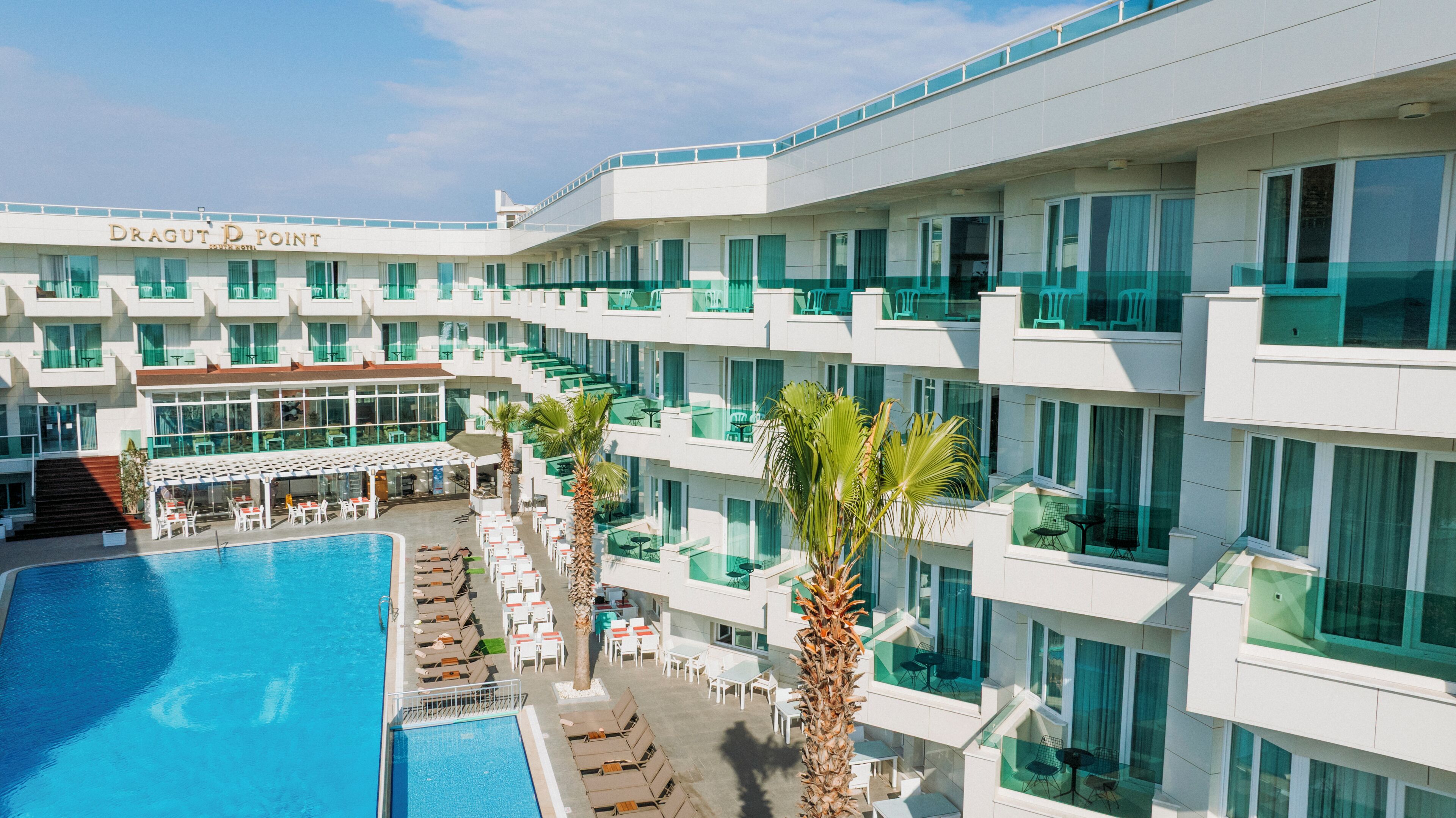 Piscina exterior, guarda-sóis, espreguiçadeiras 