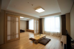 Suite, vĂĄrias camas, nĂŁo fumadores | Cofre no quarto, com mobĂlia individualizada, secretĂĄria