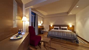 Quarto casal luxo | 1 quarto, frigobar, cofres nos quartos, escrivaninha