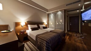 Quarto Duplo Superior | Minibar, cofre no quarto, secretária, Wi-fi grátis 