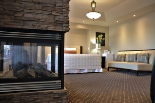 Luxury King Suite with Spa Bath, Multi-Jet Shower, and Fireplace | Roupa de alta qualidade, ferro/tábua de engomar, Wi-fi grátis 
