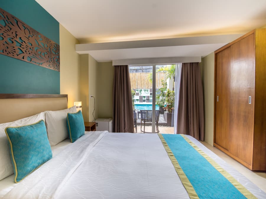 Deluxe Pool Access | Edredons de pluma, camas com colchões pillow-top, frigobar