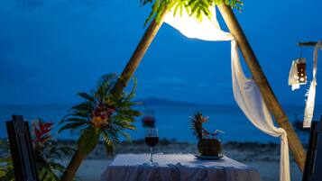 Almoços, jantares servidos, cozinha tailandesa, com vista para a praia