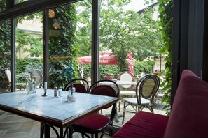 2 restaurantes: servem almoços e jantares