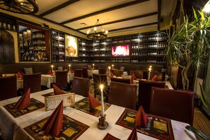 2 restaurantes: servem almoços e jantares