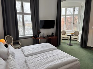 Quarto Duplo Standard | Roupa hipoalergénica, minibar, cofre no quarto, secretária 