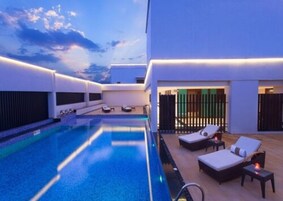 Piscina externa, guarda-sóis