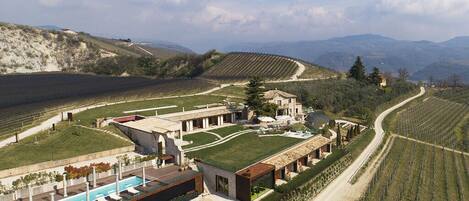 Piscina externa sazonal, funciona das 10h às 19h, guarda-sóis