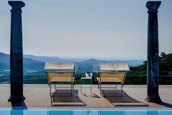 Piscina externa sazonal, funciona das 10h às 19h, guarda-sóis