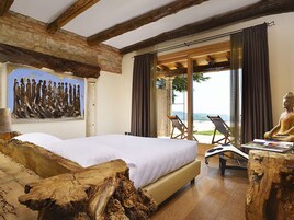 Roupa hipoalergénica, cofre no quarto, com decoração personalizada 