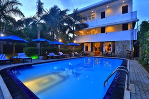 Piscina exterior, guarda-sóis, espreguiçadeiras