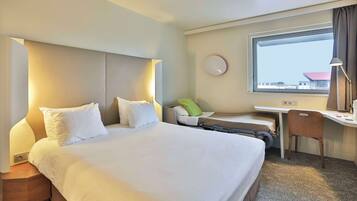 Quarto Standard, várias camas (1 Double and 1 Single bed) | Secretária, secretária adequada para computadores portáteis