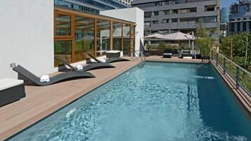 Piscina externa sazonal, guarda-sóis