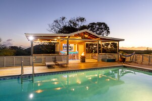 Piscina externa, guarda-sóis, espreguiçadeiras