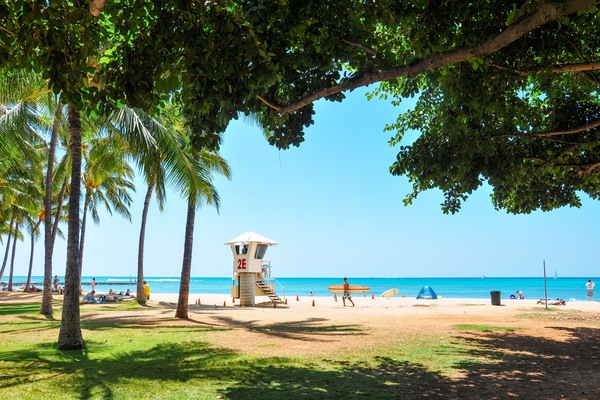 Perto da praia, praia de areia branca, espreguiçadeiras