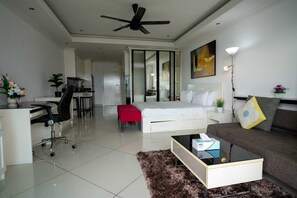 Studio Low Floor | Edredões de penas, cofre no quarto, com decoração personalizada 