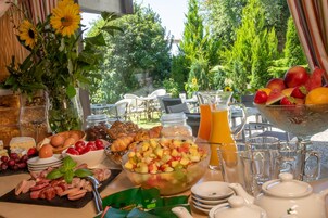 Café da manhã com buffet grátis todos os dias