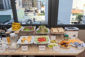 Pequeno-almoço completo diário incluído 