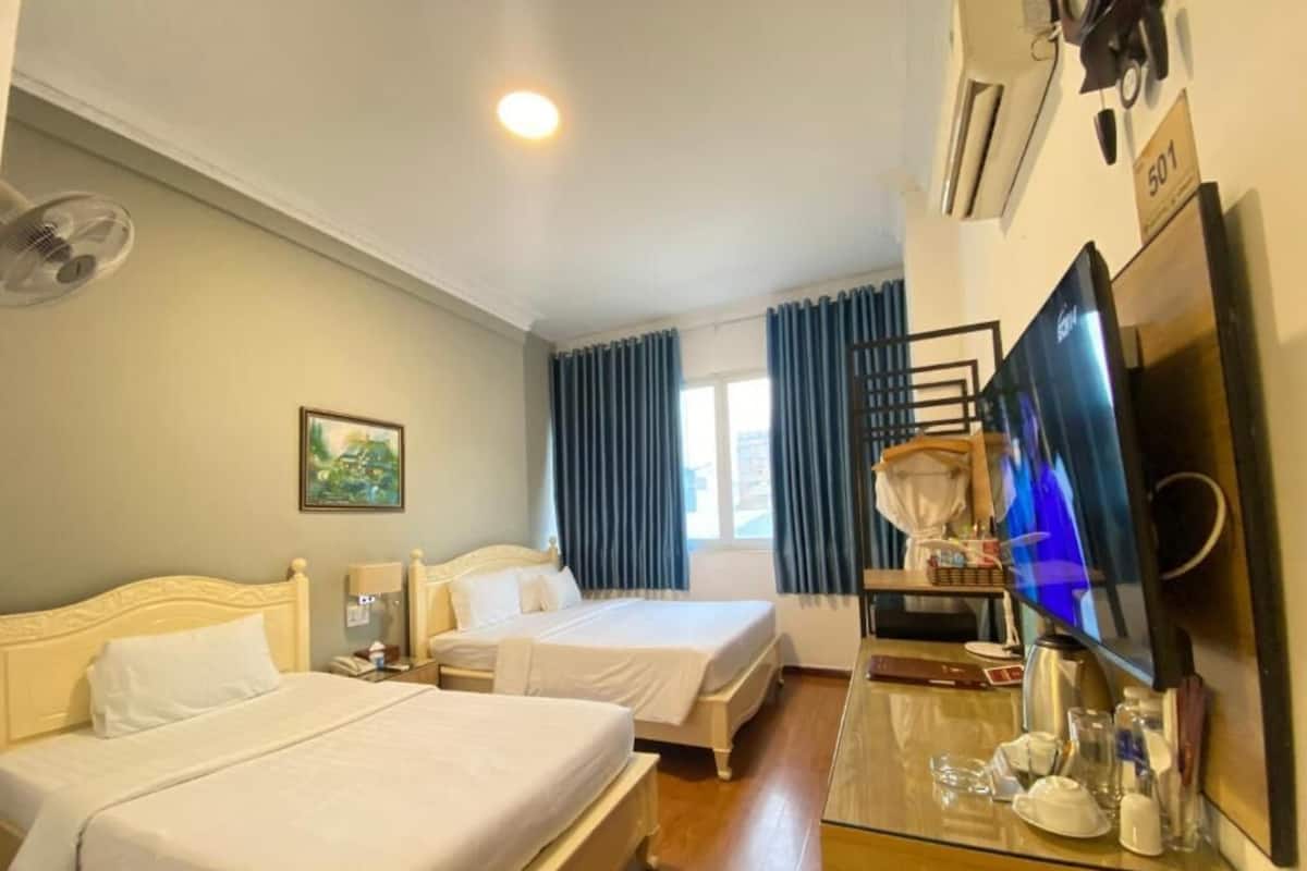 Quarto Familiar | Minibar, cofre no quarto, ferro/tábua de engomar, Wi-fi grátis