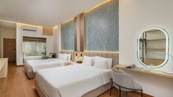Quarto família, ar-condicionado, vista para a cidade (Family Suite Room) | Frigobar, cofres nos quartos, ferros/tábuas de passar roupa