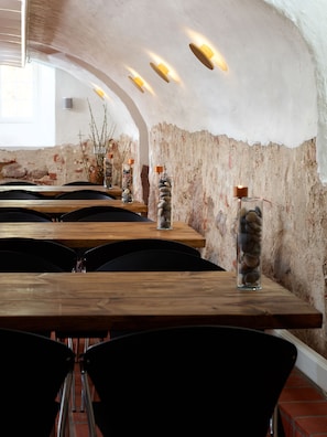 2 restaurantes: servem pequenos-almoços, almoços e jantares