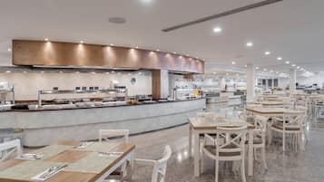 2 restaurantes, café da manhã, local e internacional