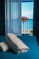 Camera Doppia Vista Mare | Cofres nos quartos, escrivaninha, quartos à prova de som, roupa de cama