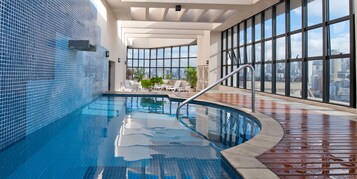 Piscina externa, espreguiçadeiras