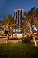 Fachada da propriedade à noite