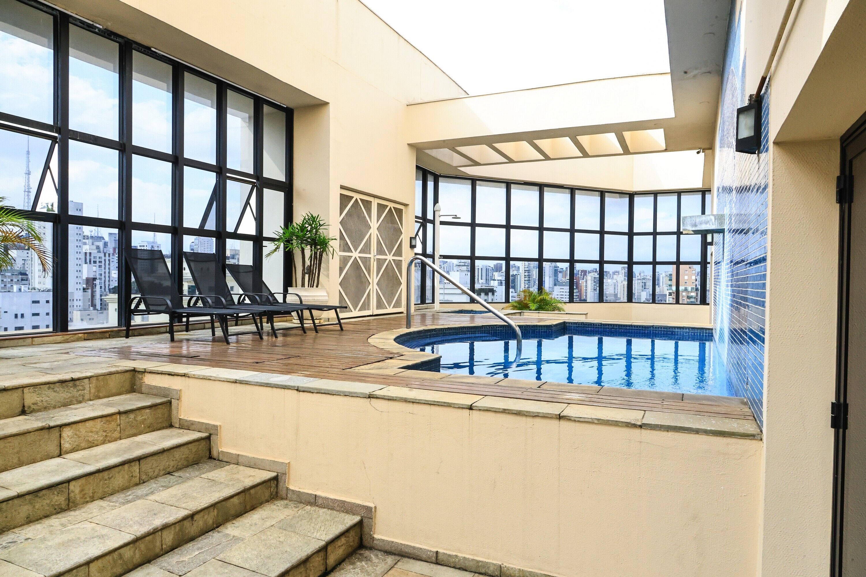 Piscina exterior, espreguiçadeiras 