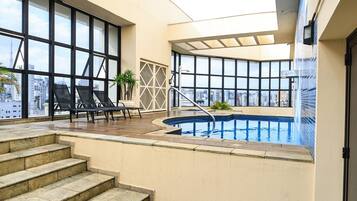 Piscina exterior, espreguiçadeiras