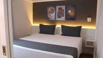 Quarto Premium | Minibar, cofre no quarto