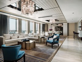 1 quarto, roupa de alta qualidade, cofre no quarto, secretária 