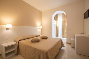 Quarto Duplo Standard | Minibar, cofre no quarto, Wi-fi grátis, roupa de cama fornecida 