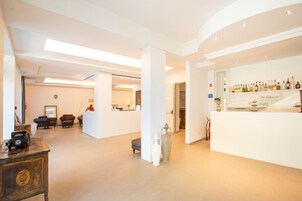 Área de estar no saguão