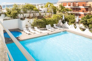 Piscina exterior, guarda-sóis, espreguiçadeiras 