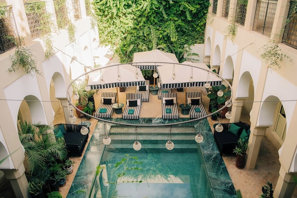 Piscina interior, piscina exterior, espreguiçadeiras 