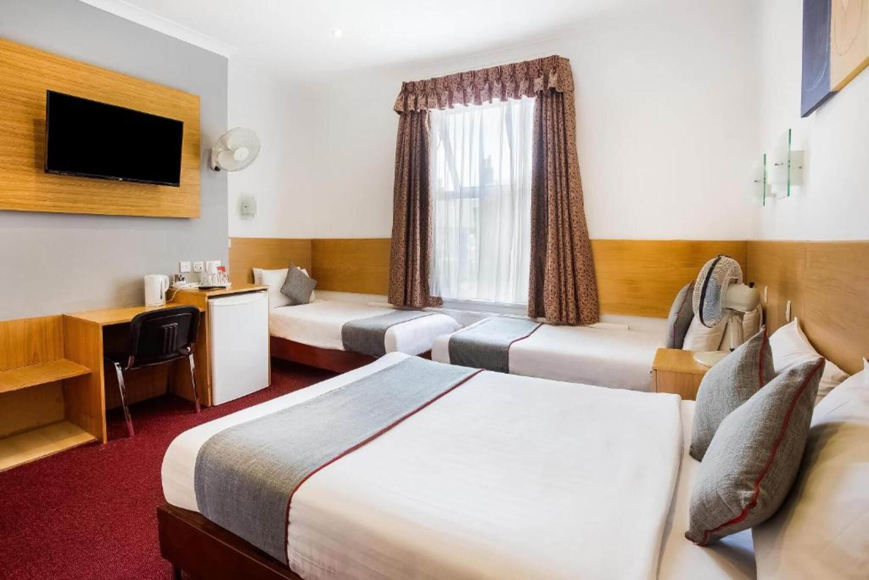 Quarto quádruplo luxo | Cofres nos quartos, ferros/tábuas de passar roupa, Wi-Fi de cortesia