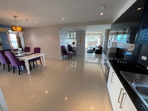 Penthouse Deluxe (3 Bedroom Penthouse with Private Pool) | Sala de estar | Televisor LCD 